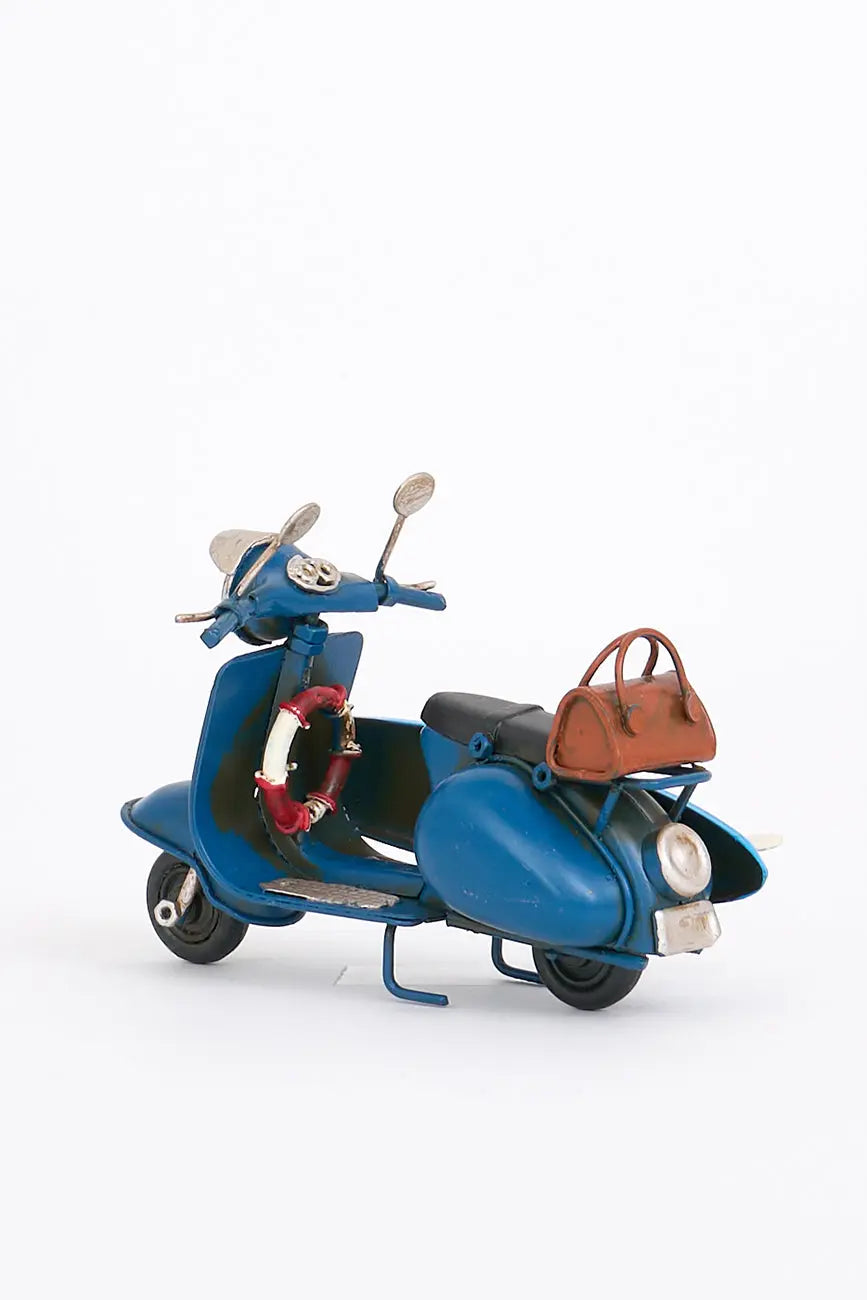 Moto vintage vespa azul con tabla de surf. Decoración | Batela
